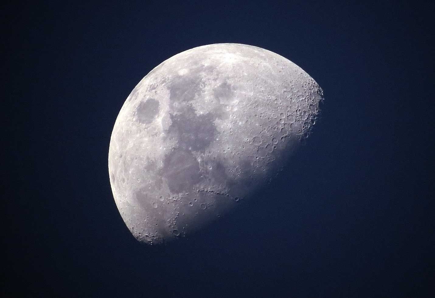 Moon’s bulge reveals its slow retreat from Earth